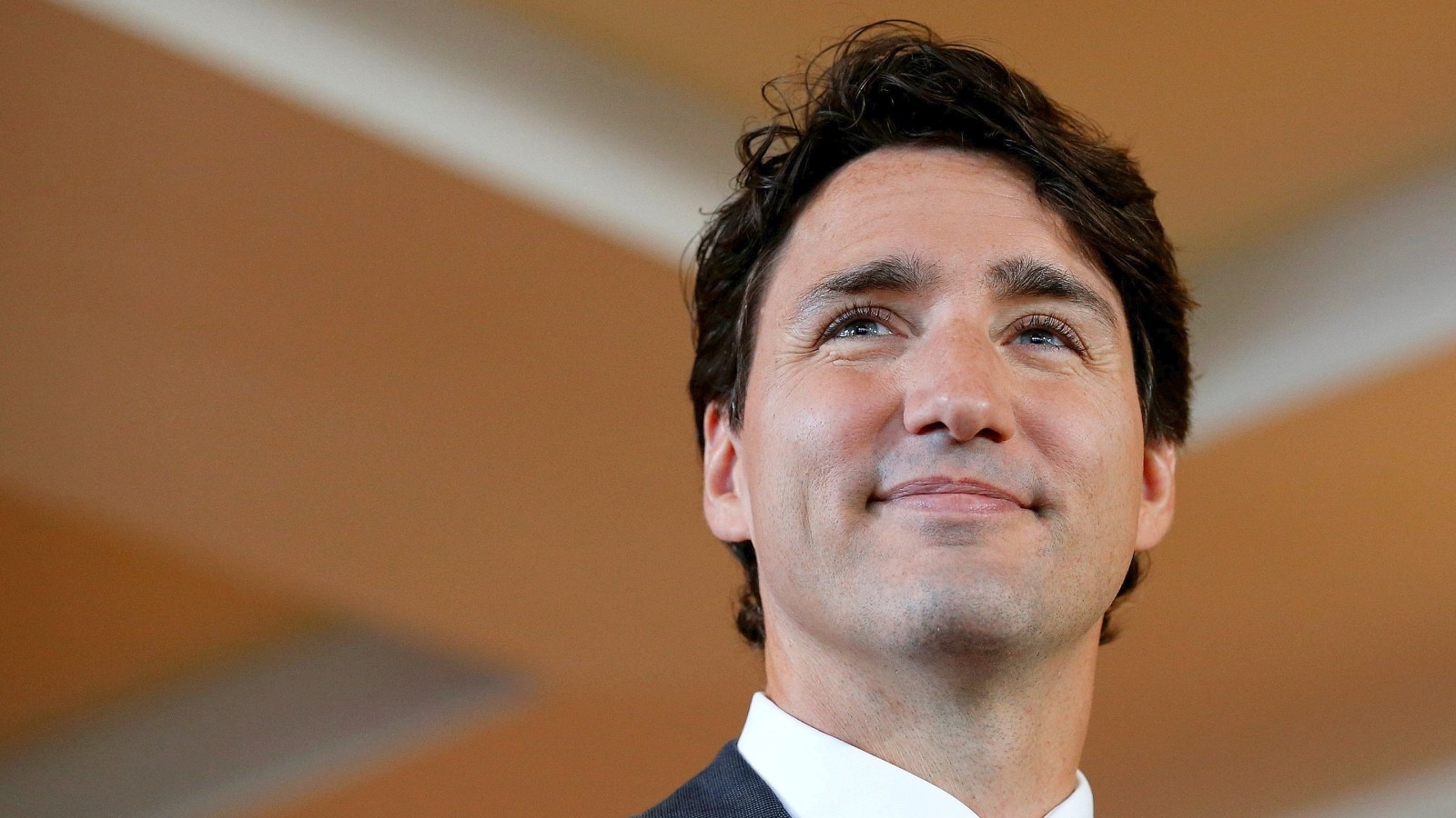Oben-ohne-Trudeau fotobombt im Surf-Urlaub Hochzeitsbild