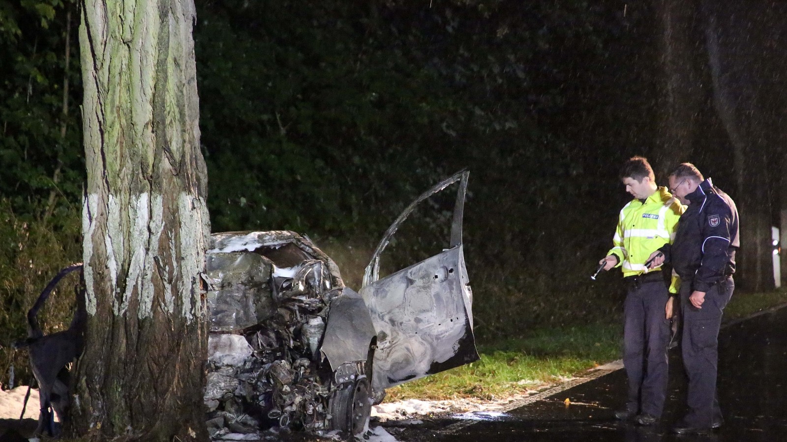 Auto rast gegen Baum - Insasse verbrennt