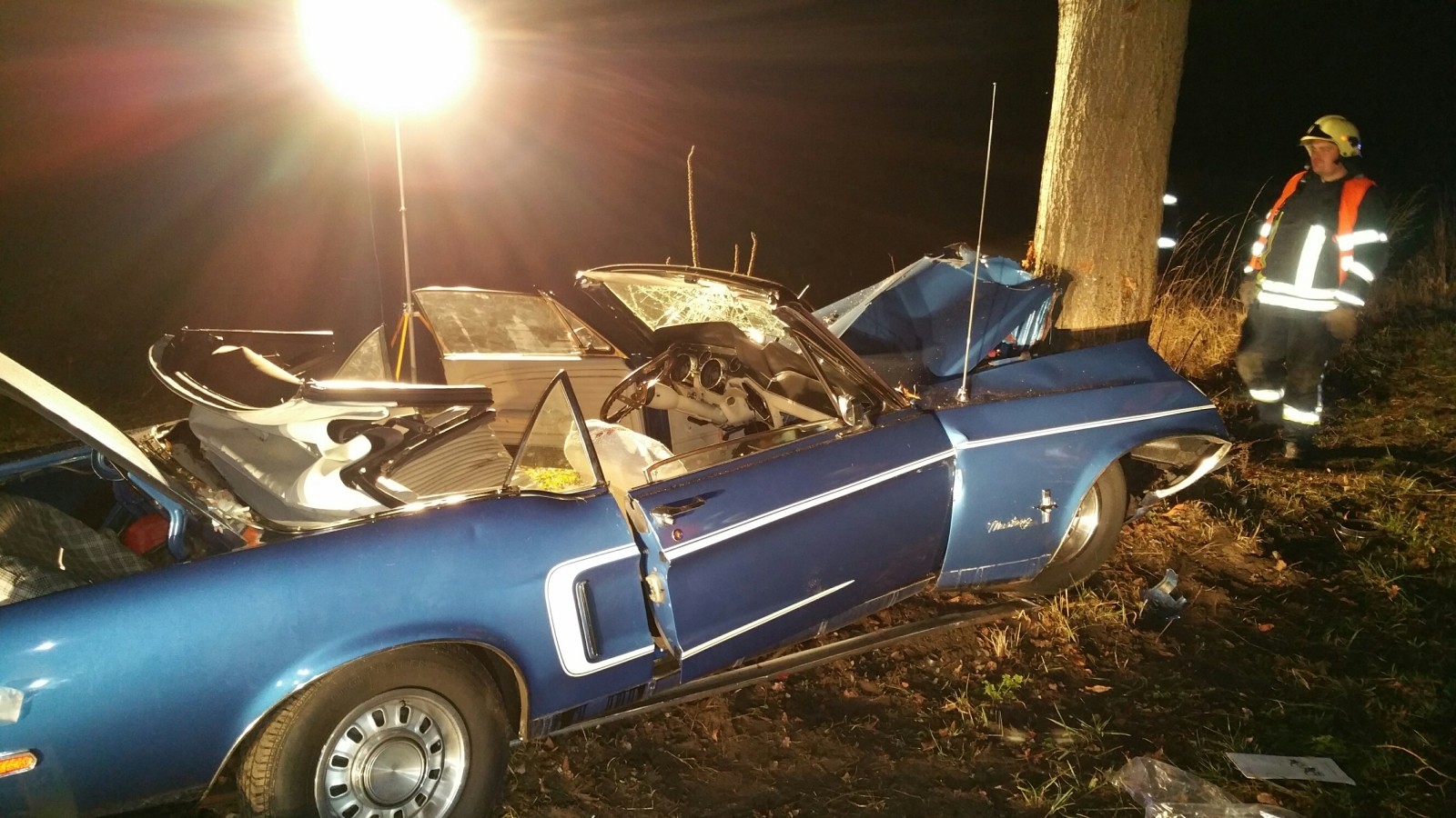 Oldtimer-Unfall auf der B8 - Mustang-Fahrer in Lebensgefahr