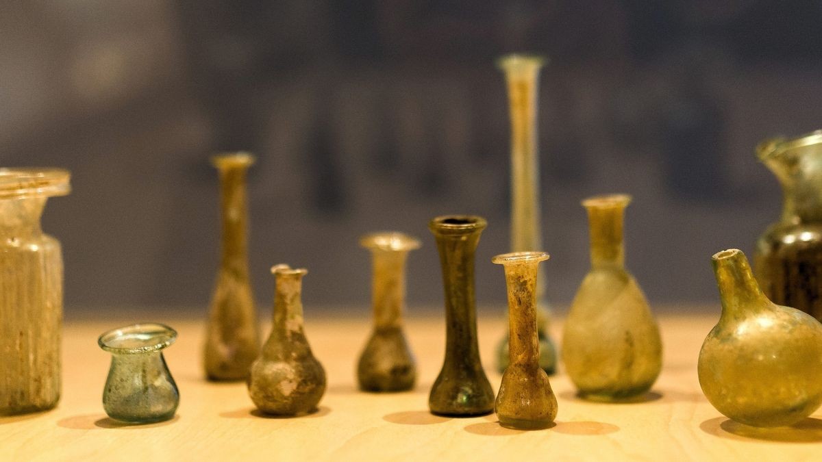 Ein Kunst-Helm voller historischer Gefäße im Museum Folkwang