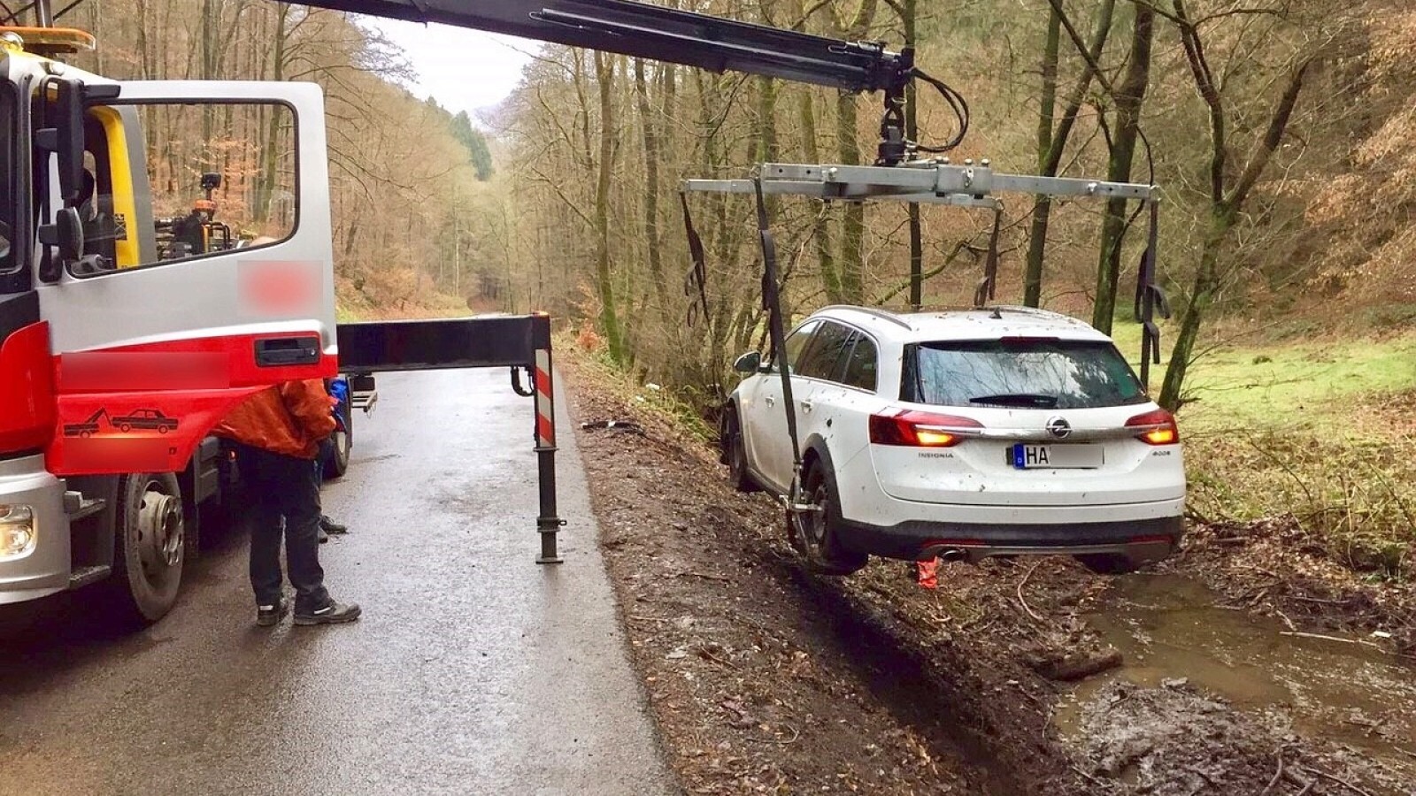 Opel kommt von der Straße ab und landet im Graben