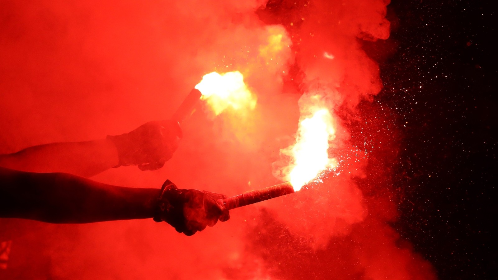 Hooligan-Fahne und Pyrotechnik - "0231 Riot" kämpft um Macht