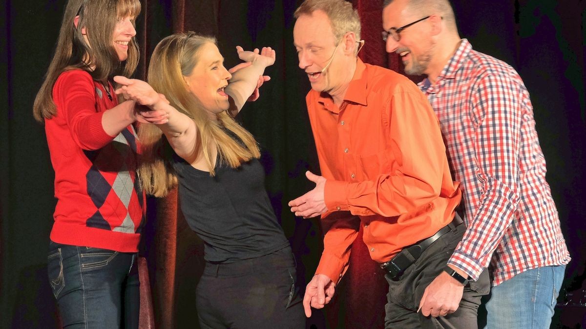 Springmaus bittet Zuschauer in Menden auf die Bühne