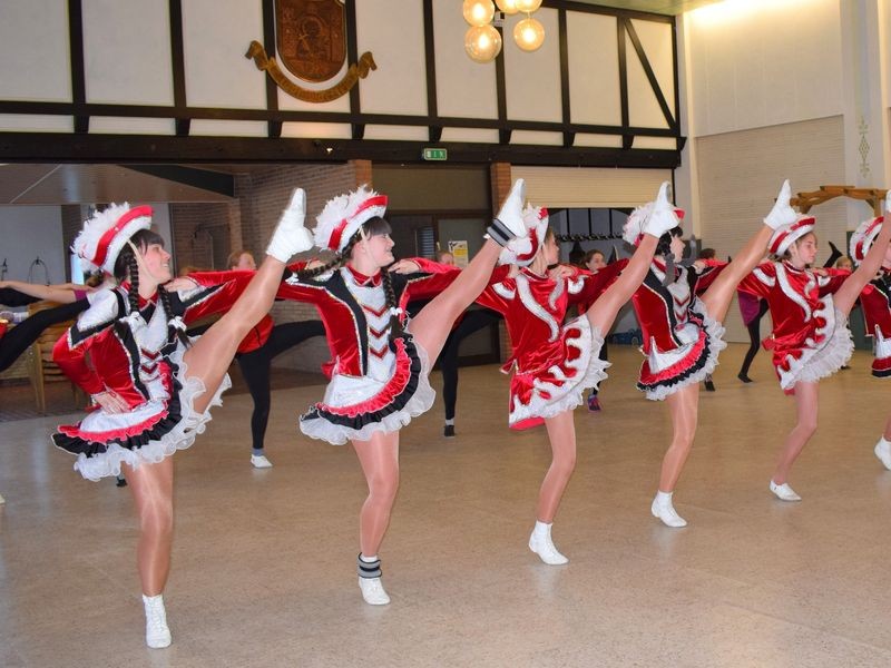 Gardetanz: GWK mit moderner Marschmusik durch den Karneval