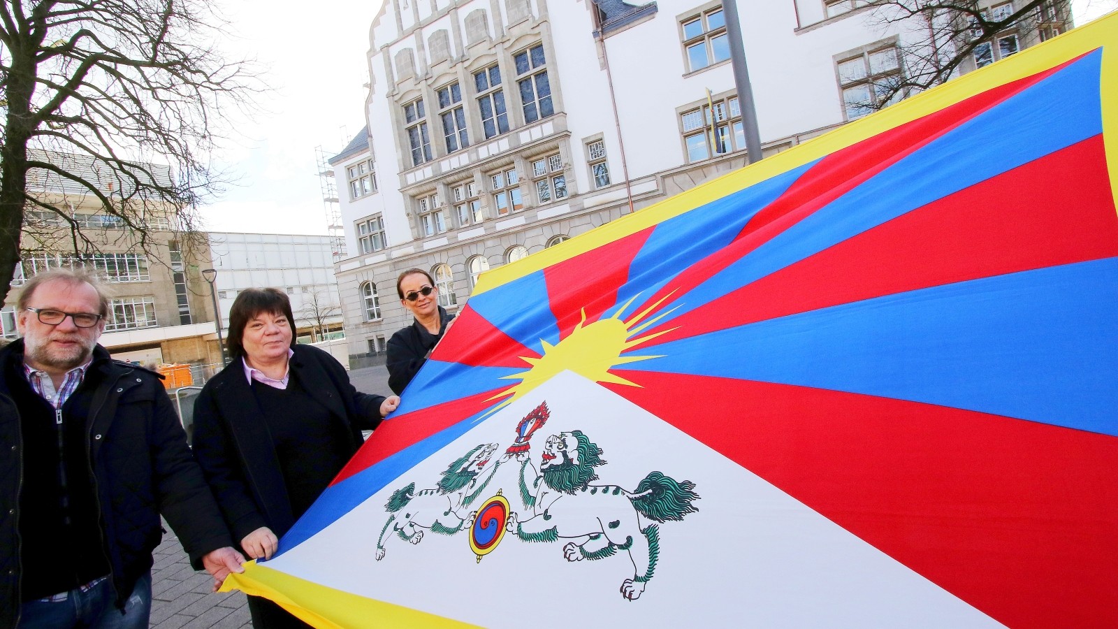 Tibet-Flagge weht wieder vor dem Rathaus