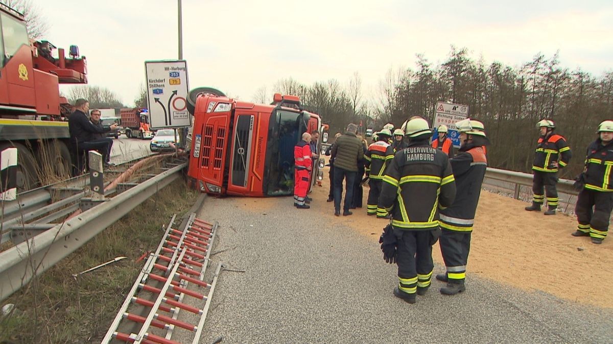 Laster verliert 26 Tonnen Getreide – auf der Kornweide