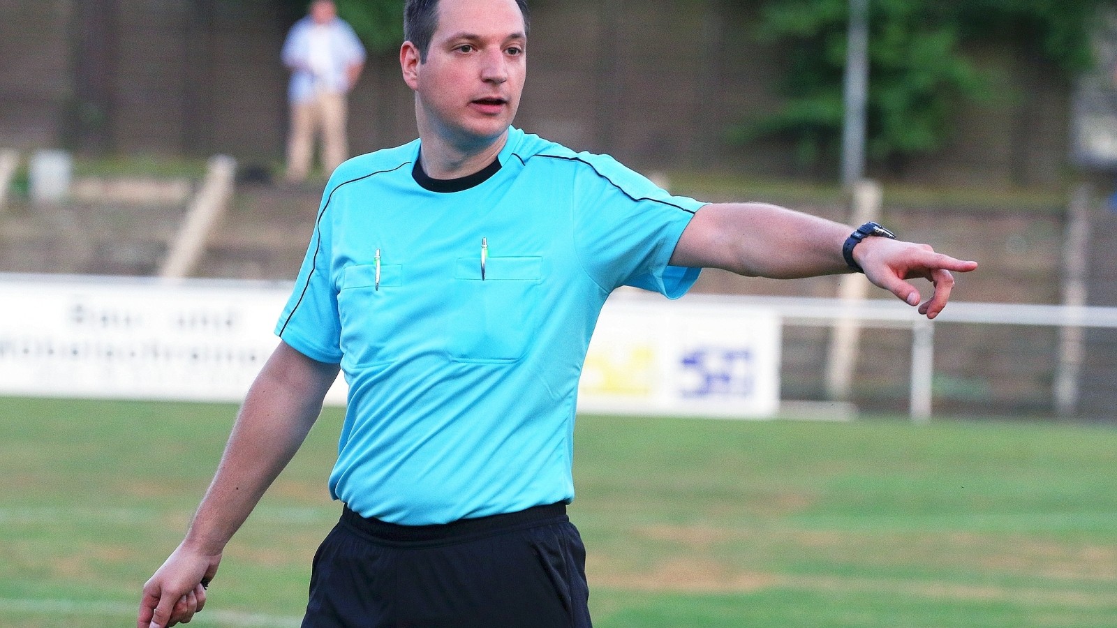 David Hennig als „Ehrenschiedsrichter“ ausgezeichnet