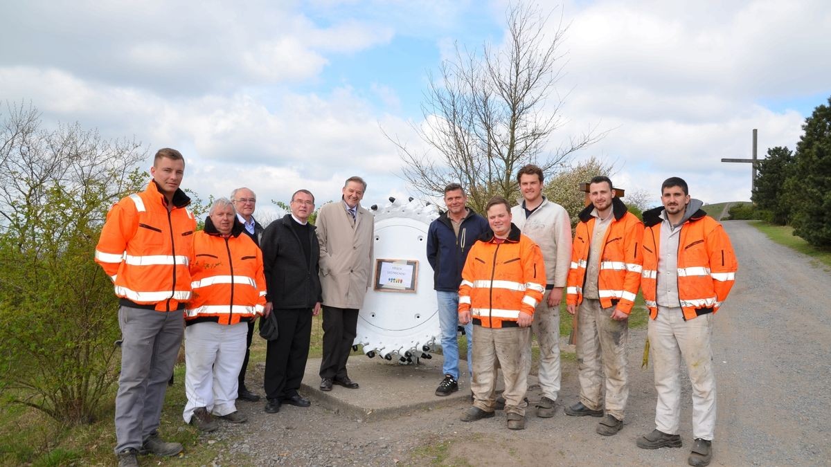 RAG-Lehrlinge richten den Kreuzweg auf der Halde her