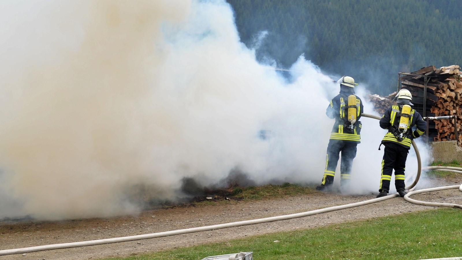 Feuerwehr kämpft gegen giftige Brandgase bei Fleckenberg