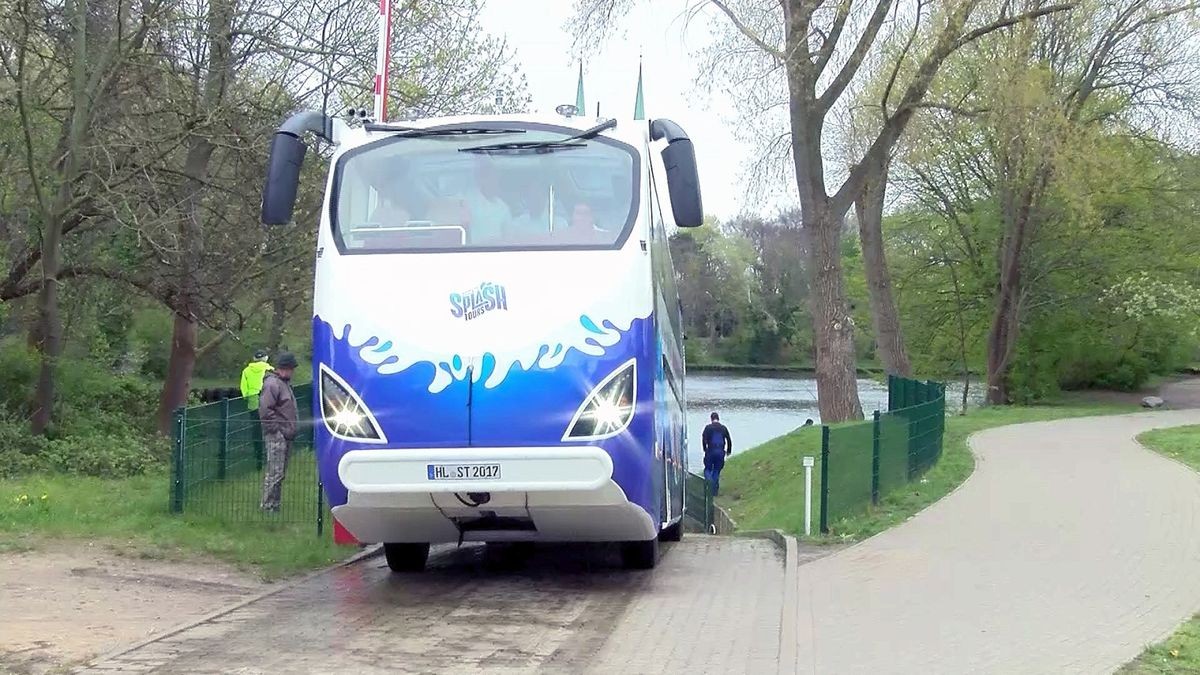 Schwimmender Reisebus bringt Touristen über die Trave