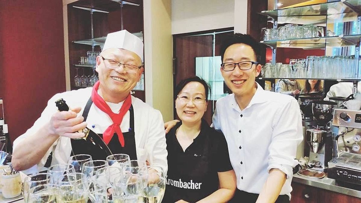 Familie serviert koreanisches Streetfood im Jays