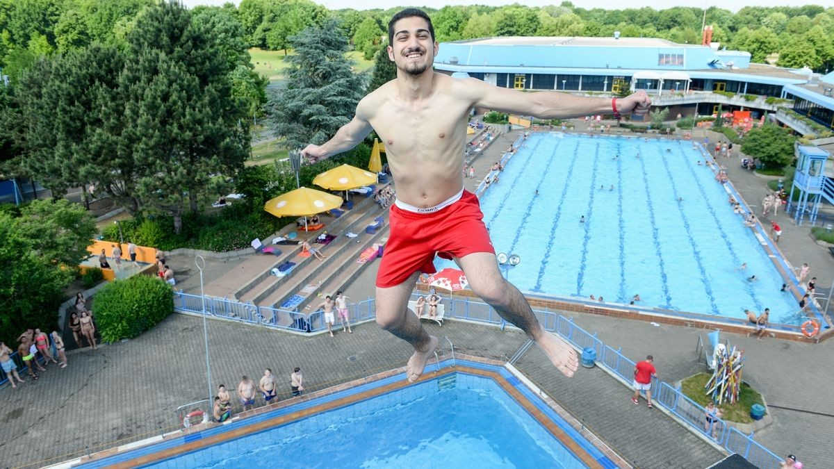 Start in die Freibad-Saison: Zehn Meter bis zur Abkühlung