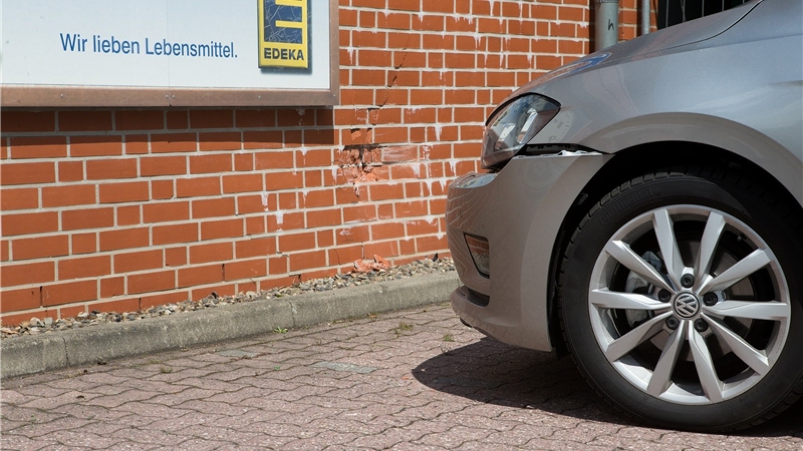 Gas und Bremse verwechselt: Auto stößt Flaschen aus Weinregal