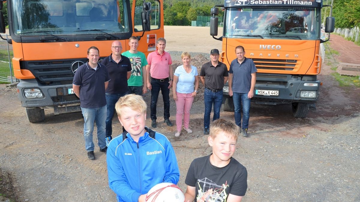 Eversberger bauen modernen Naturrasenplatz für die Fußballer