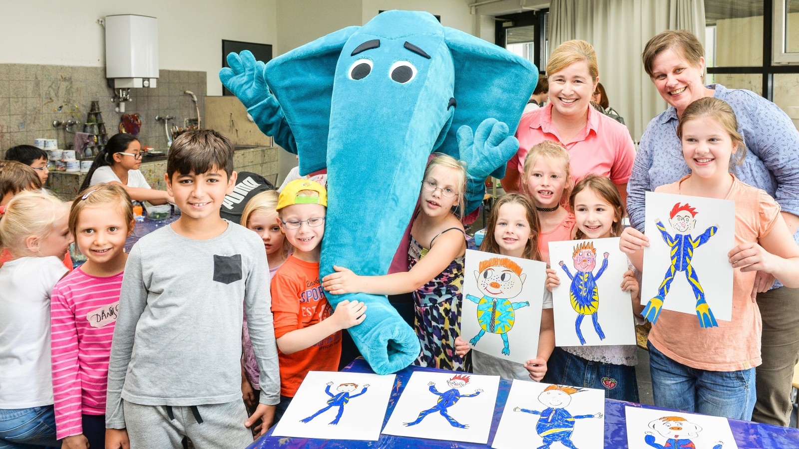 Plüsch-Elefant Edi überrascht die Ferienkinder