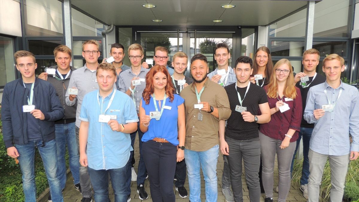 Infineon stellt 16 neue Auszubildende in Warstein ein