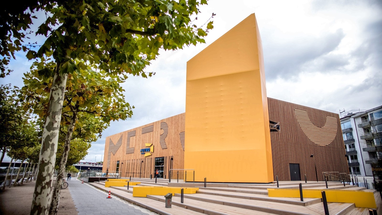 Metro-Werbe-Pavillon am Düsseldorfer Rheinufer eröffnet