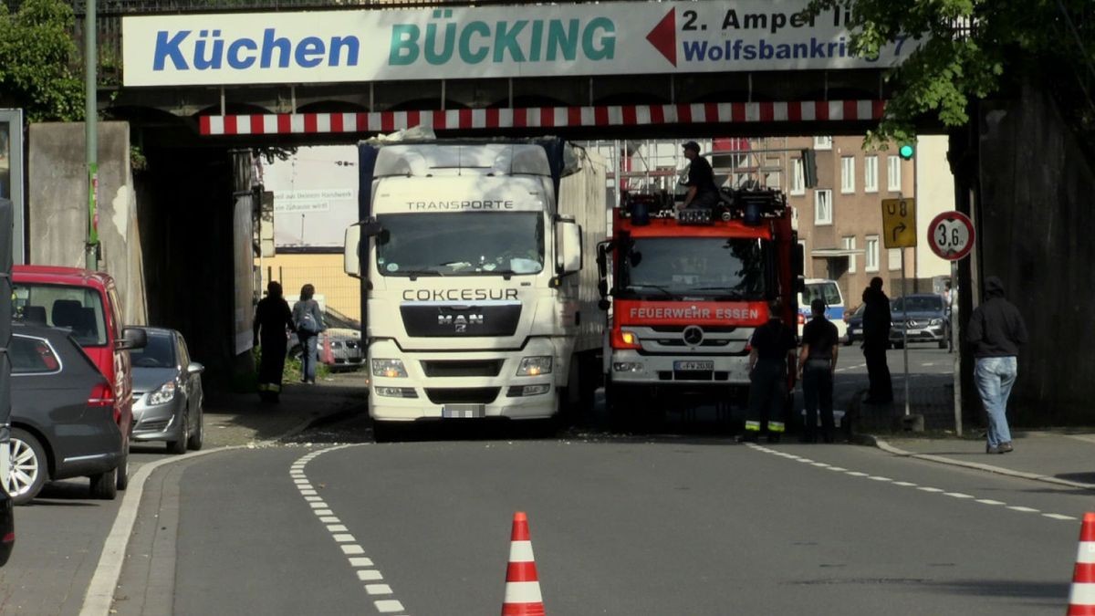 Lkw steckt in Essen-Bochold unter Bahnübergang fest