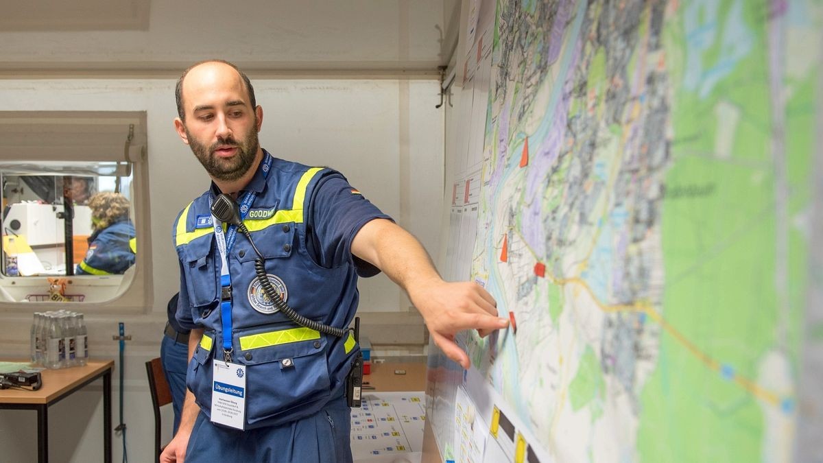 THW übt Deichschutz im Mündelheimer Rheinbogen