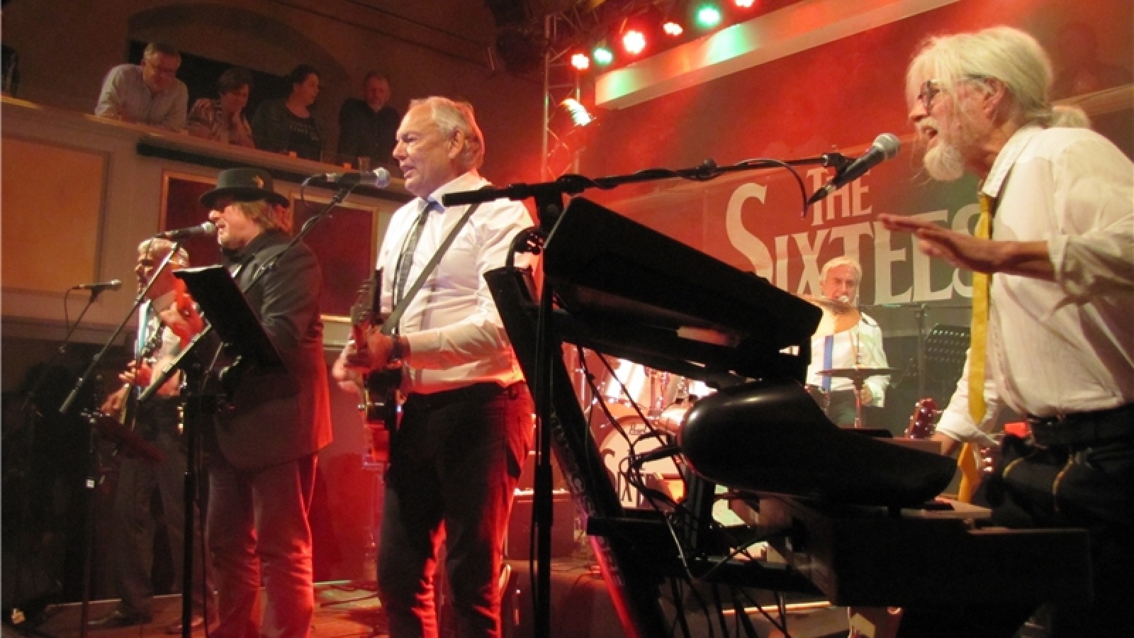 Die „Sixtees“ begeistern Gäste in der ausverkauften Kniki
