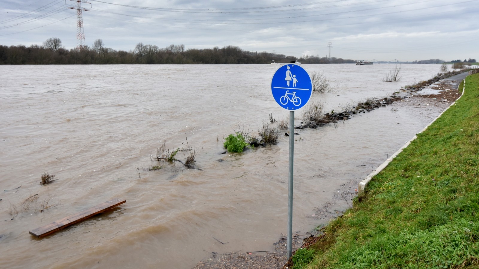 Hochwasser lässt Pegelstände am Rhein in NRW weiter steigen