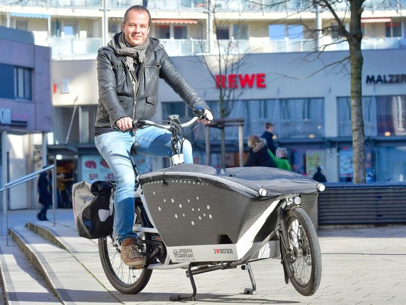 Martin Feldmann bringt Waren aus Buer mit dem Rad