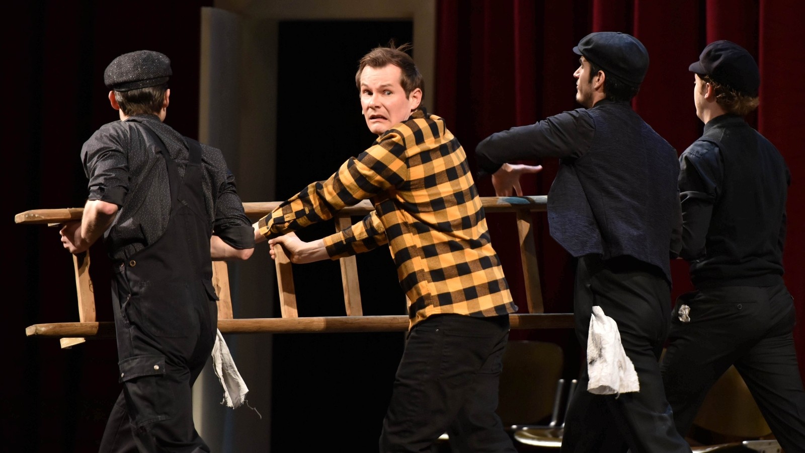 Kika-Moderator erklärt Kindern die Oper im Theater Duisburg