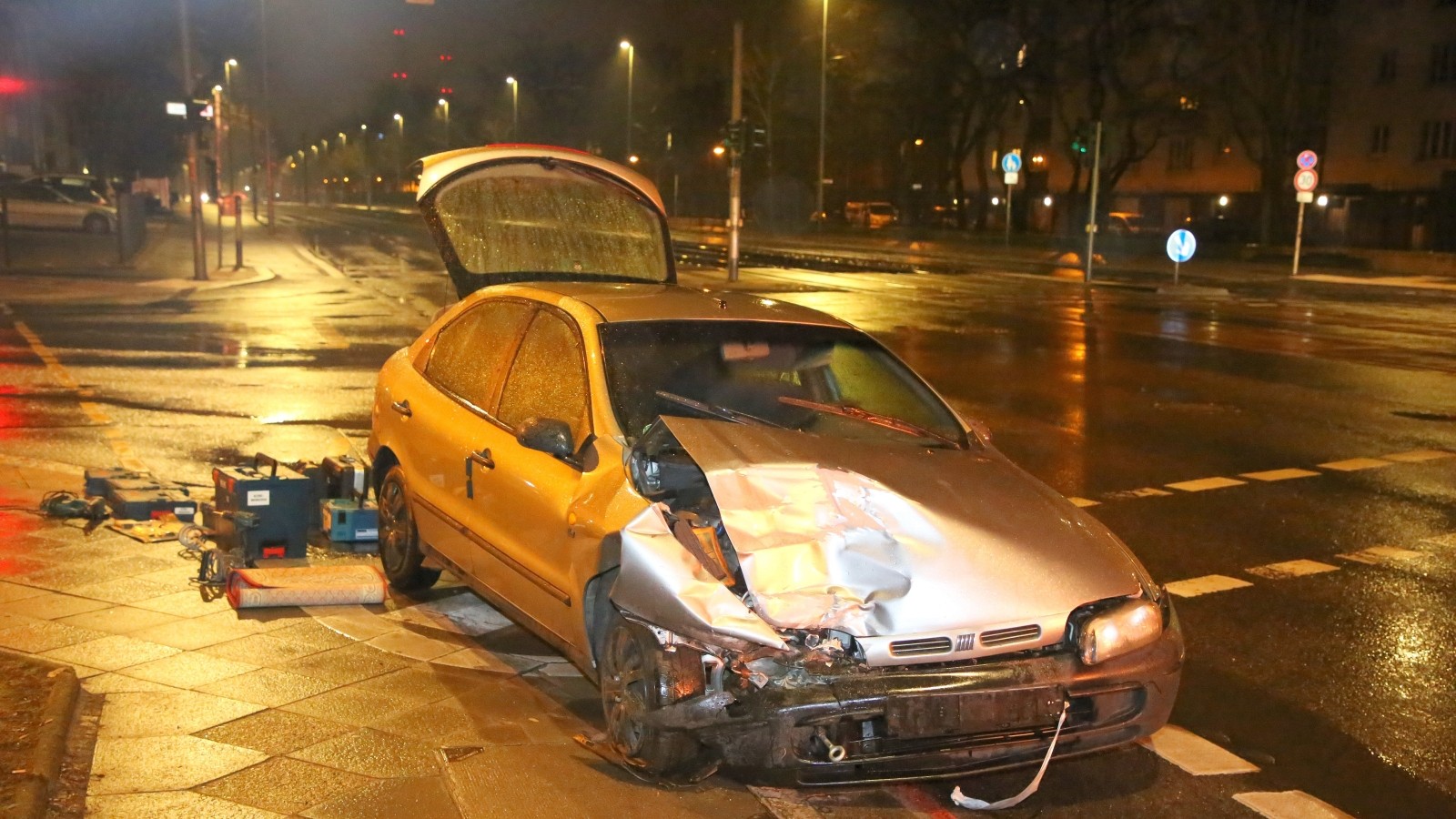 Baustellen-Diebe fliehen vor Polizei und bauen Unfall