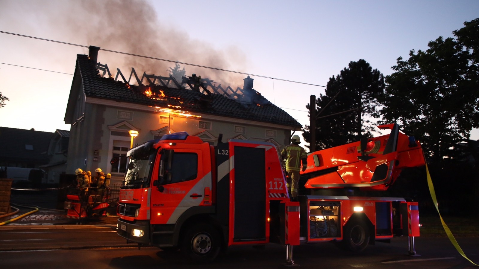 Feuerwehr rettet vier Personen aus brennendem Haus