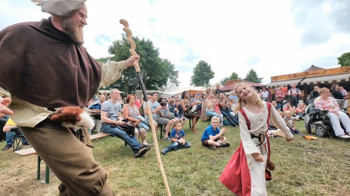 Wikinger und Ritter feiern