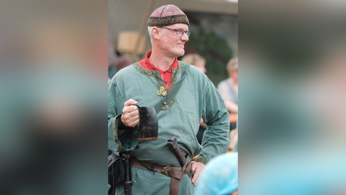 Wikinger und Ritter feiern