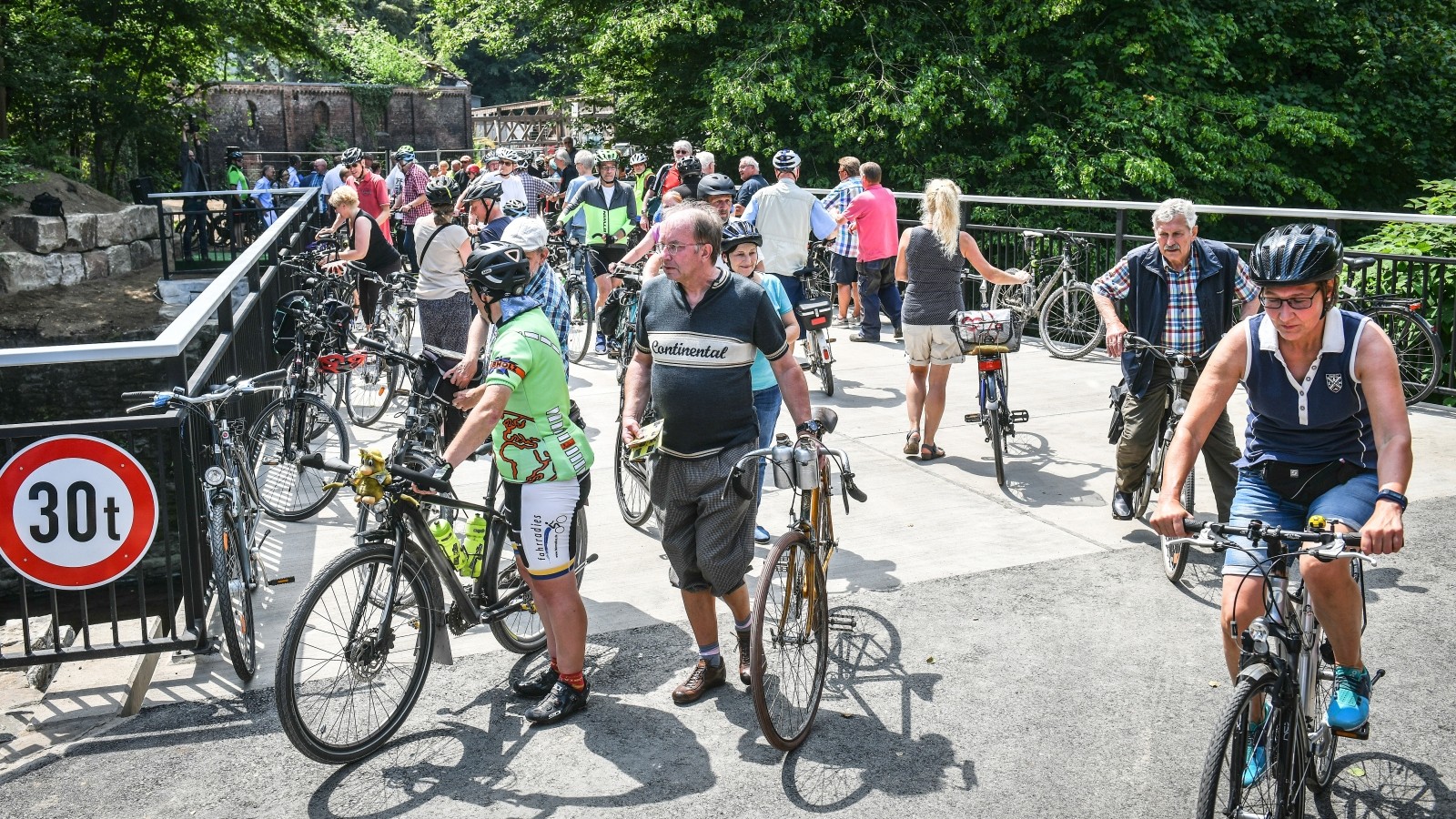 Nach über 40 Jahren Planung: Radweg Essen-Velbert eröffnet