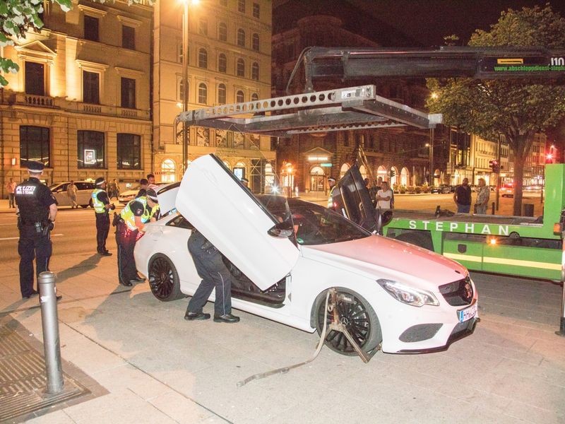 187 Strassenbande: Polizei legt aufgemotzten Mercedes lahm