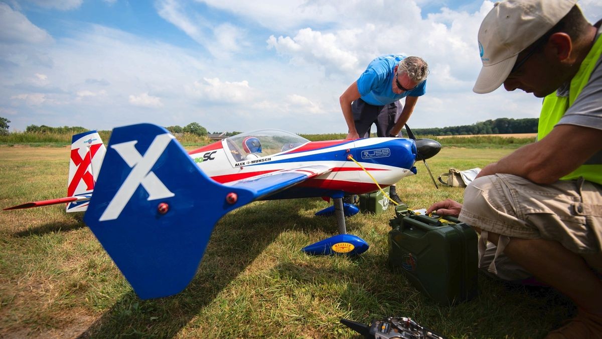 Modellflieger in Leithe zeigen ihr Können in der Luft