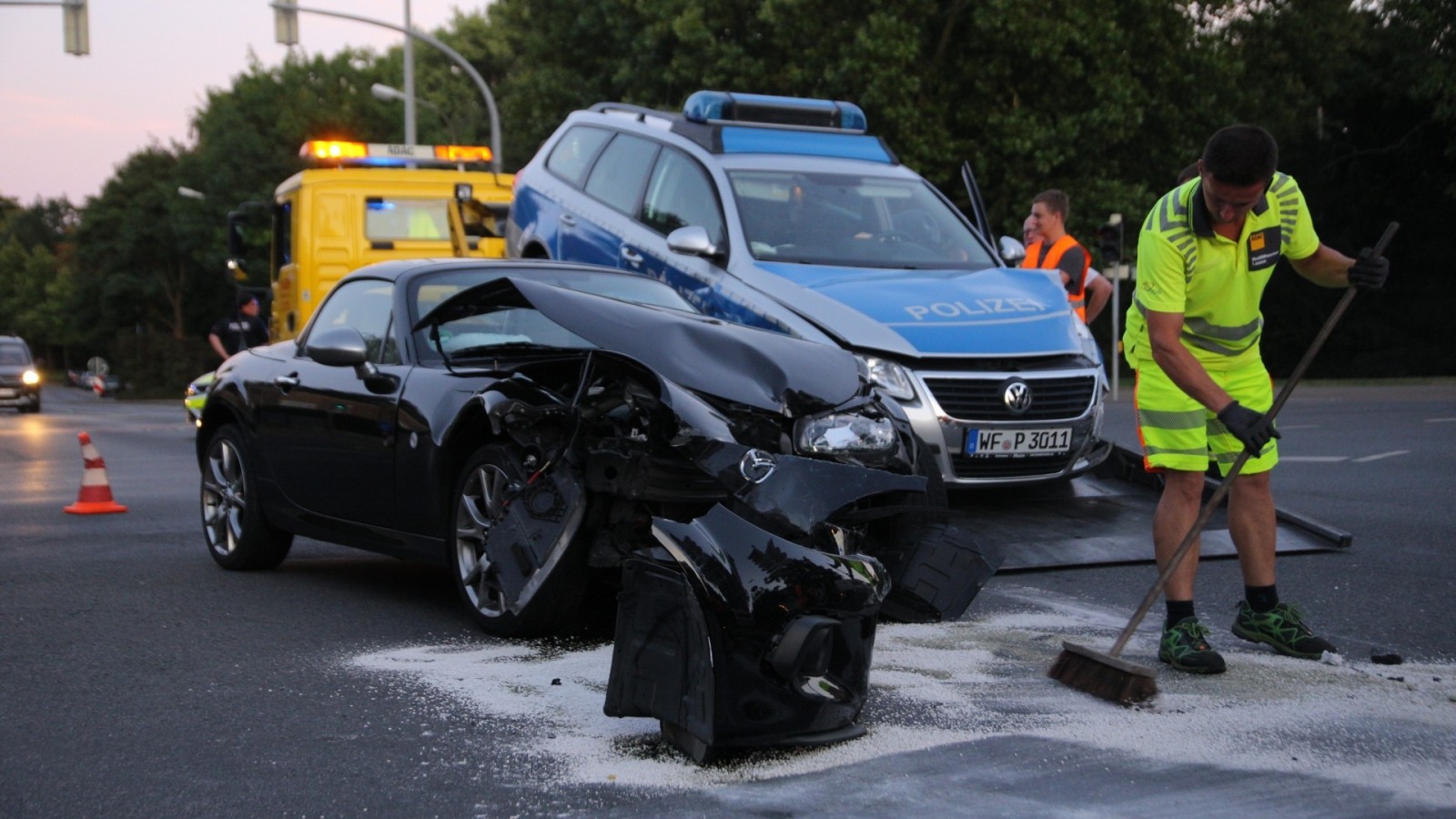Polizeiauto kracht in Wolfenbüttel mit Mazda zusammen