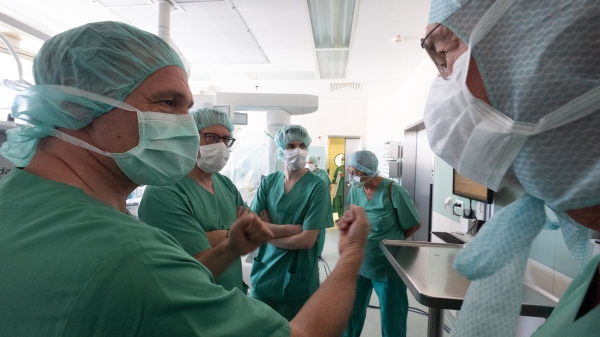 Auf Tuchfühlung mit dem OP-Computer im Essener Uniklinikum