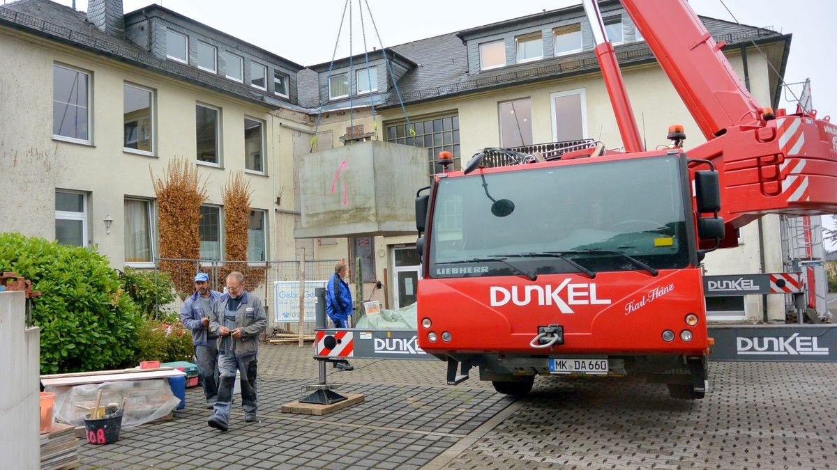 Tonnenschwerer Kran für neuen Aufzug am Rathaus Breckerfeld