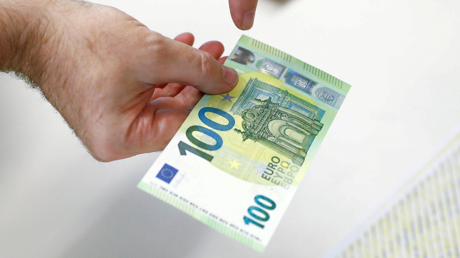 100 Euro Schein jetzt neu: So erkennt man den Schein