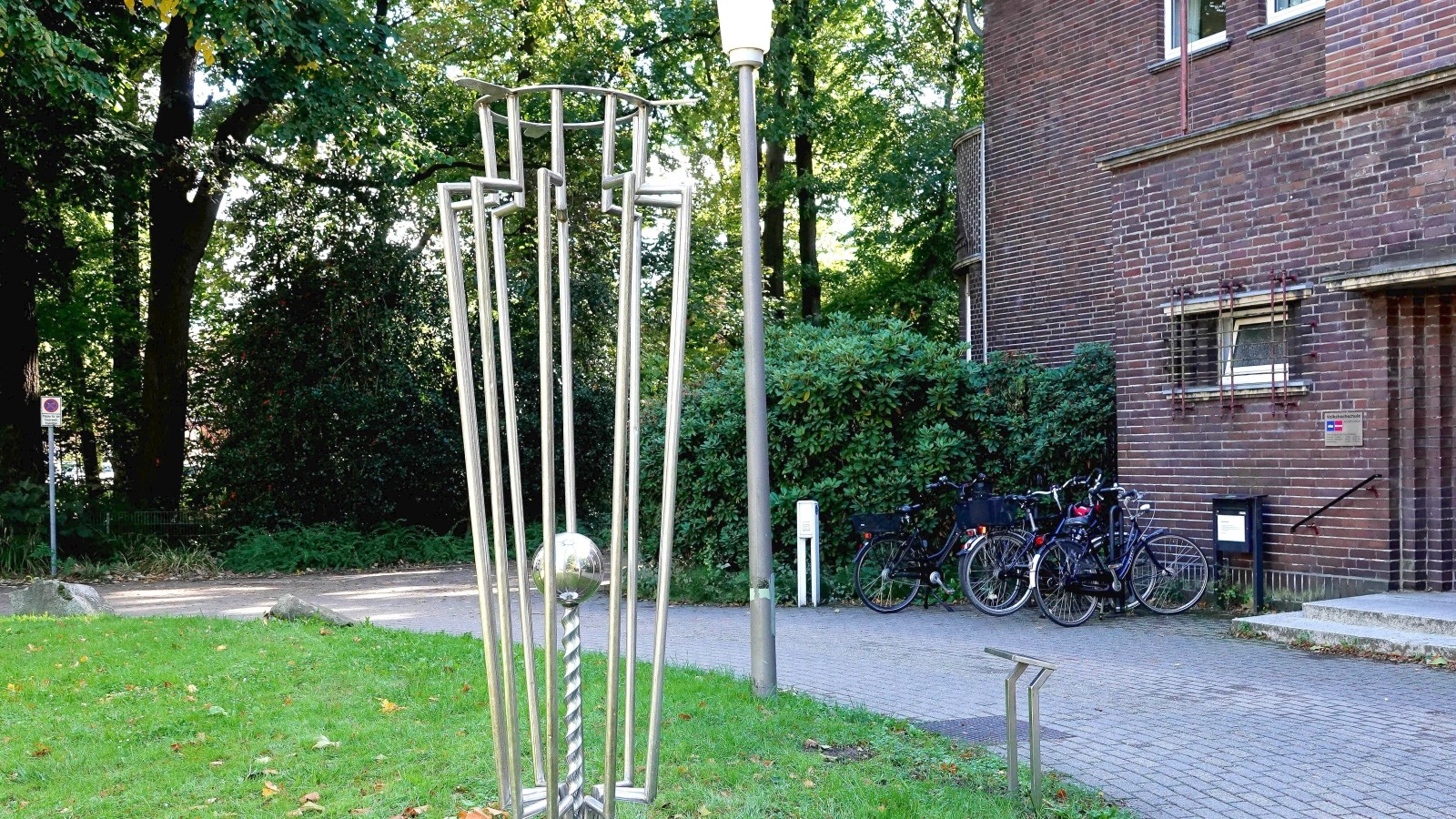 Zimolong-Plastik nach Restauration wieder an der VHS