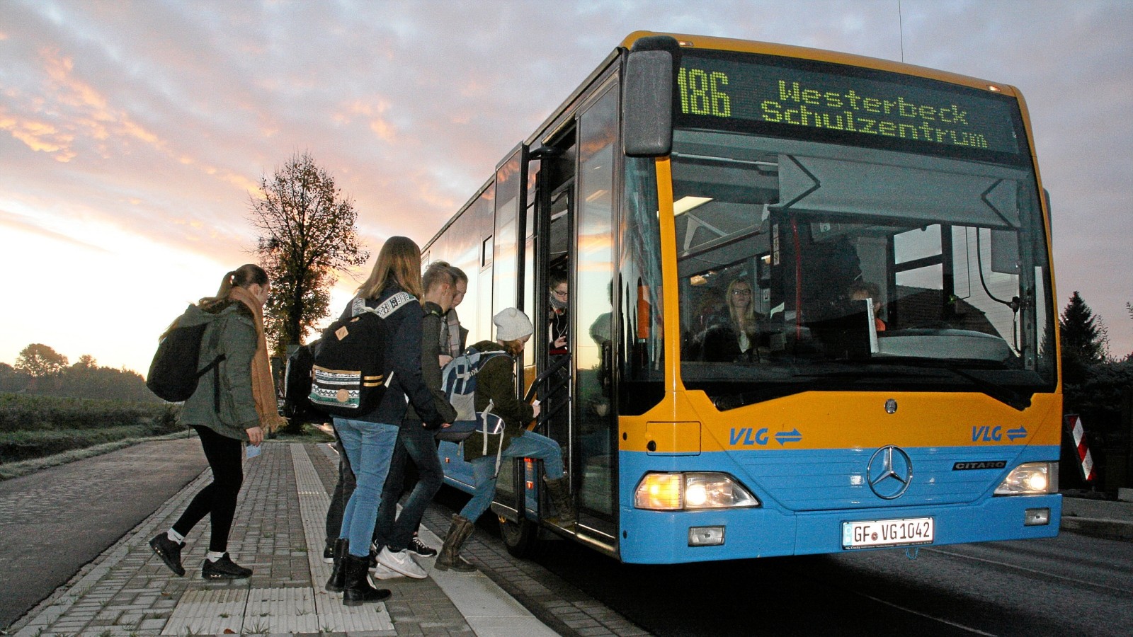 Bus lässt Kinder an der Haltestelle stehen