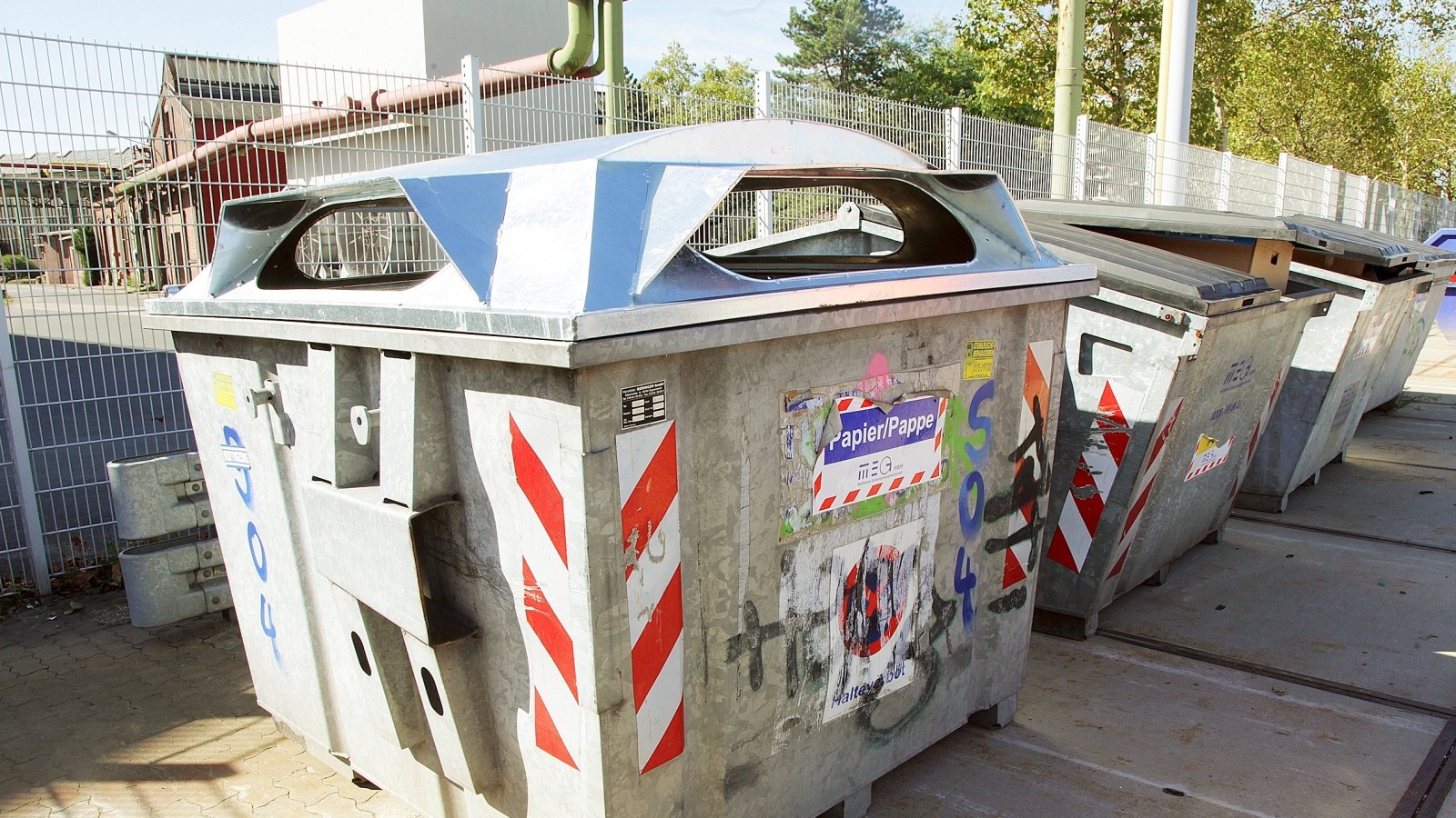 Altpapiercontainer werden für Pappen und Kartons umgerüstet