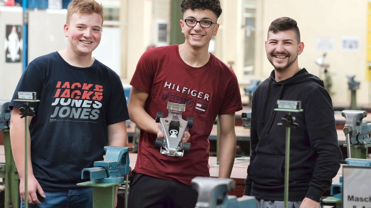 Azubis der Schlüsselregion bauen mit Schülern Modellautos
