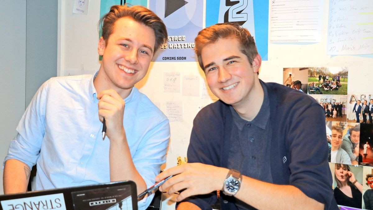 Zwei Jungs mit eigener Talentshow