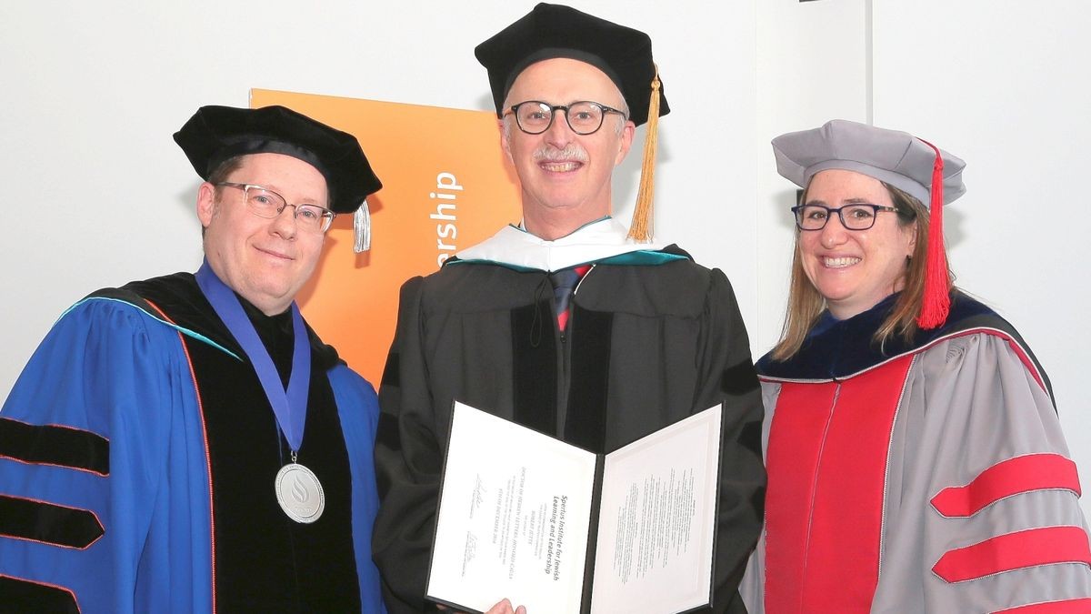 Suttroper Historiker Robert Jütte ist Ehrendoktor in Chicago