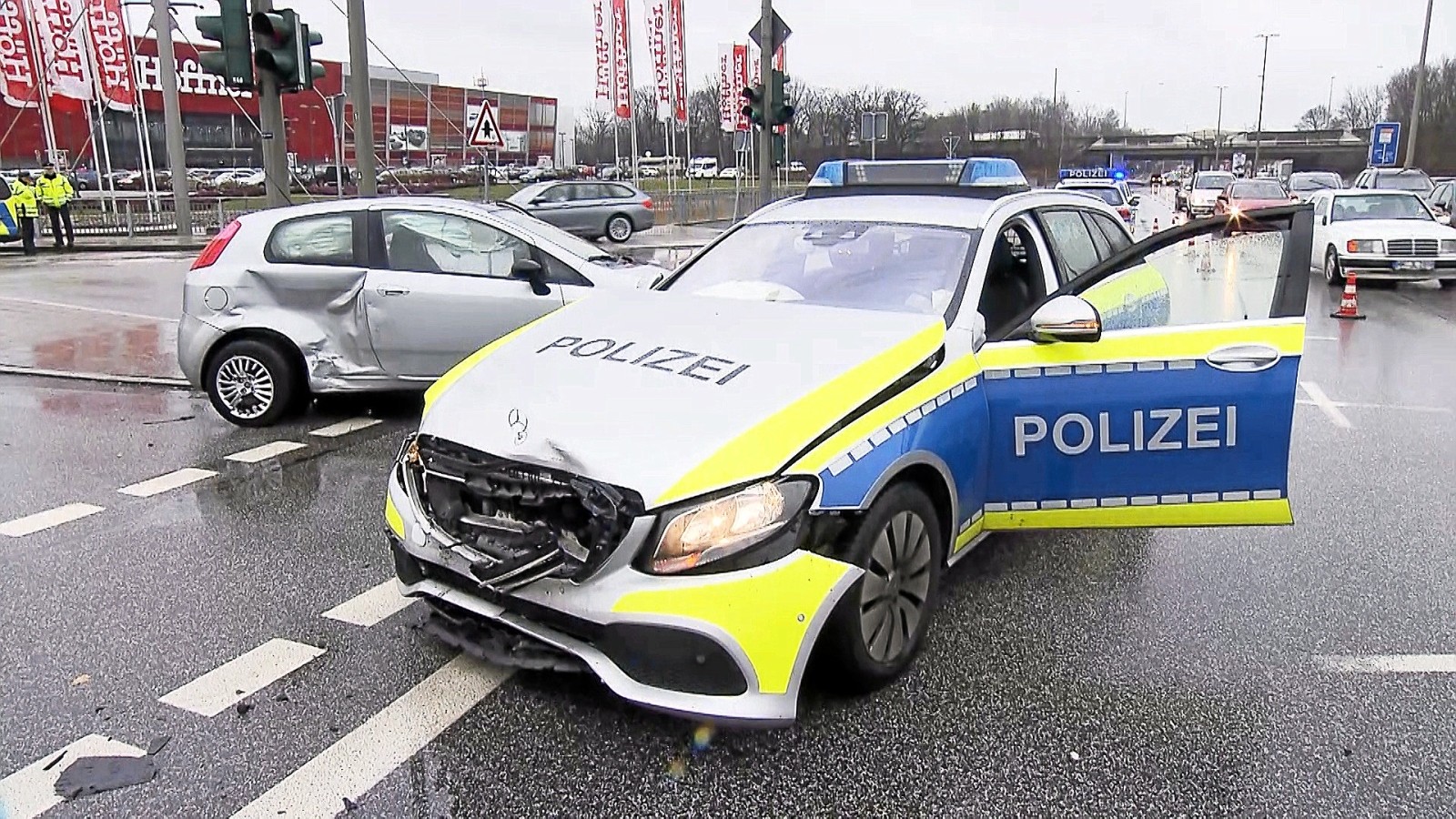 Vier Verletzte bei Unfall mit Streifenwagen