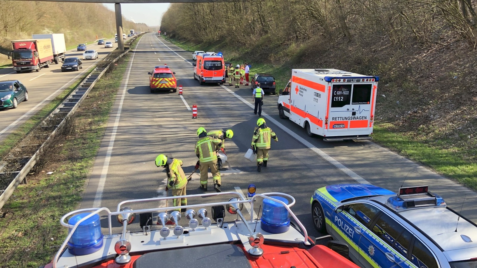 Vier Verletzte bei schwerem Unfall auf der A57 nahe Alpen