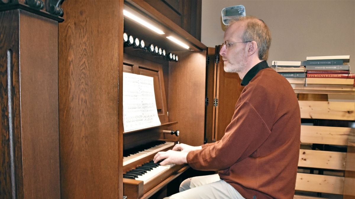 Organist Michael Voigt spielt mutig und ungewohnt