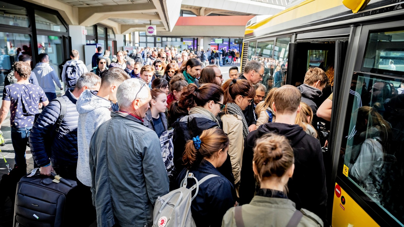 Flughafen Tegel: Warum der TXL-Bus nur noch bis Hauptbahnhof fährt ...