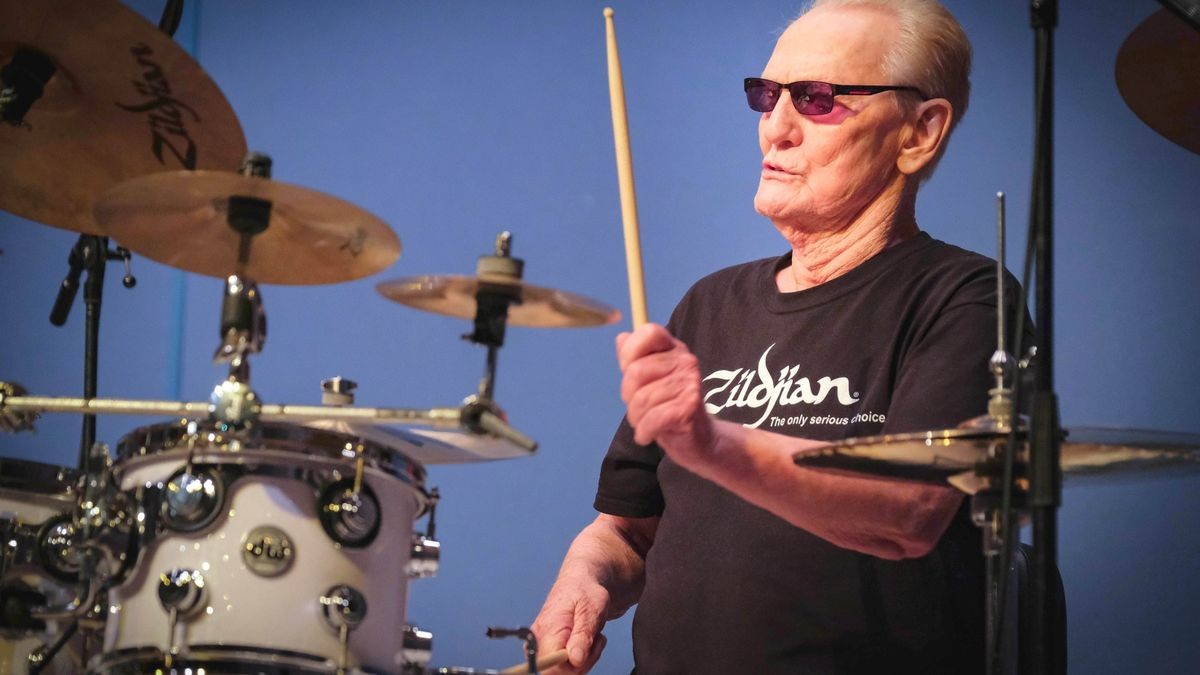 Publikum feiert Schlagzeug-Legende Ginger Baker in Bochum