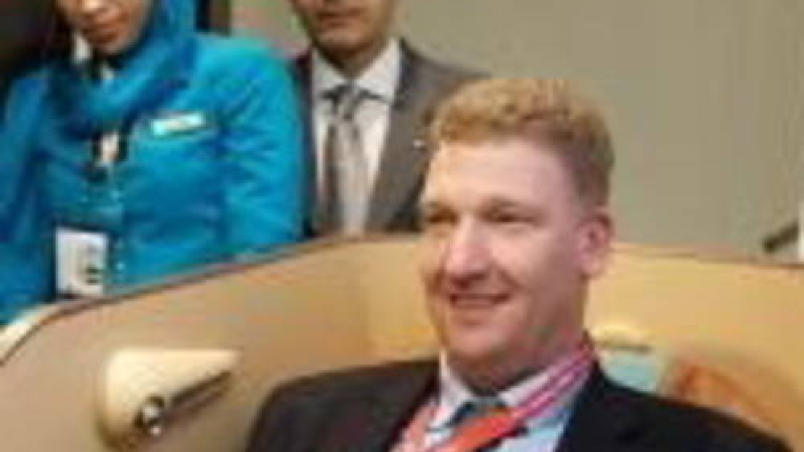 Größter Mann Deutschlands testet Flugzeugsitze